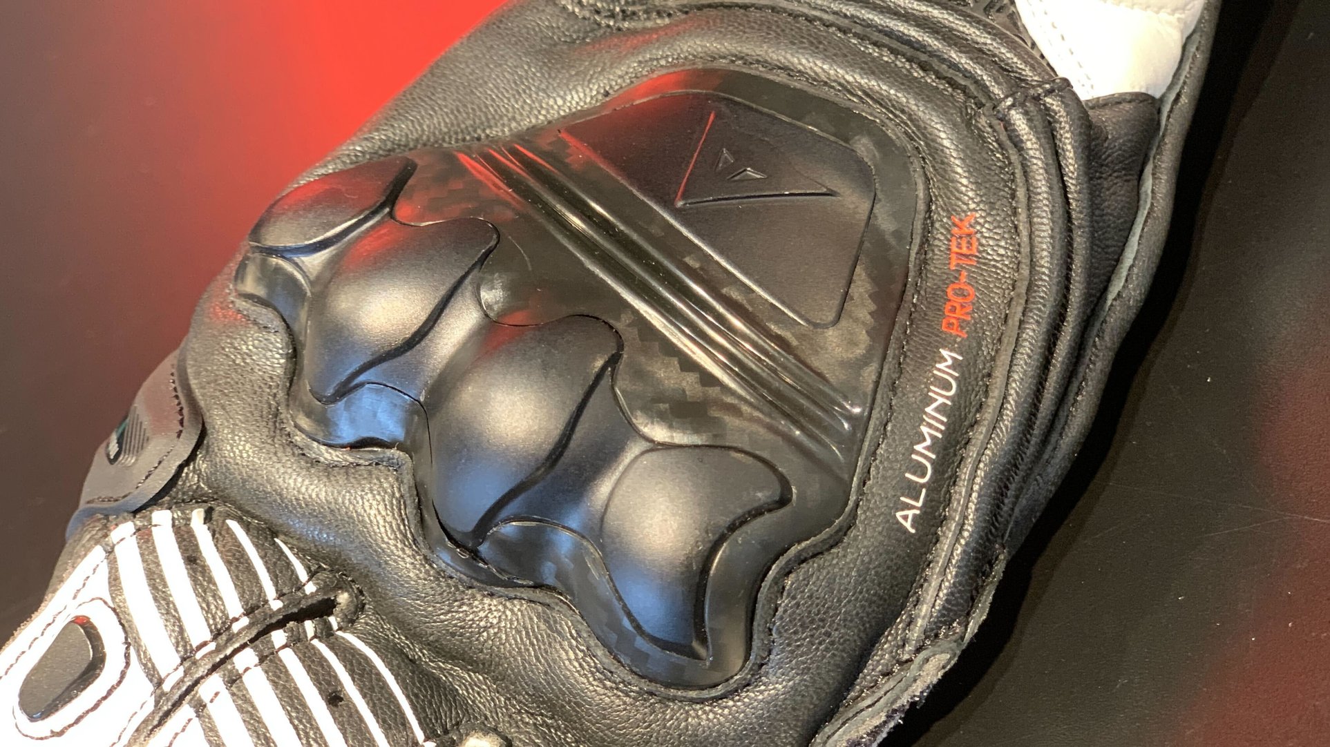 新たな定番となるか？新作レーシンググローブ"FIERO METAL GLOVES"が魅せる完成度